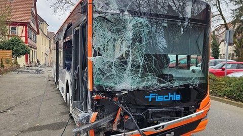 Kirchheim: Linienbus kracht in ein Auto - Mehrere Verletzte
