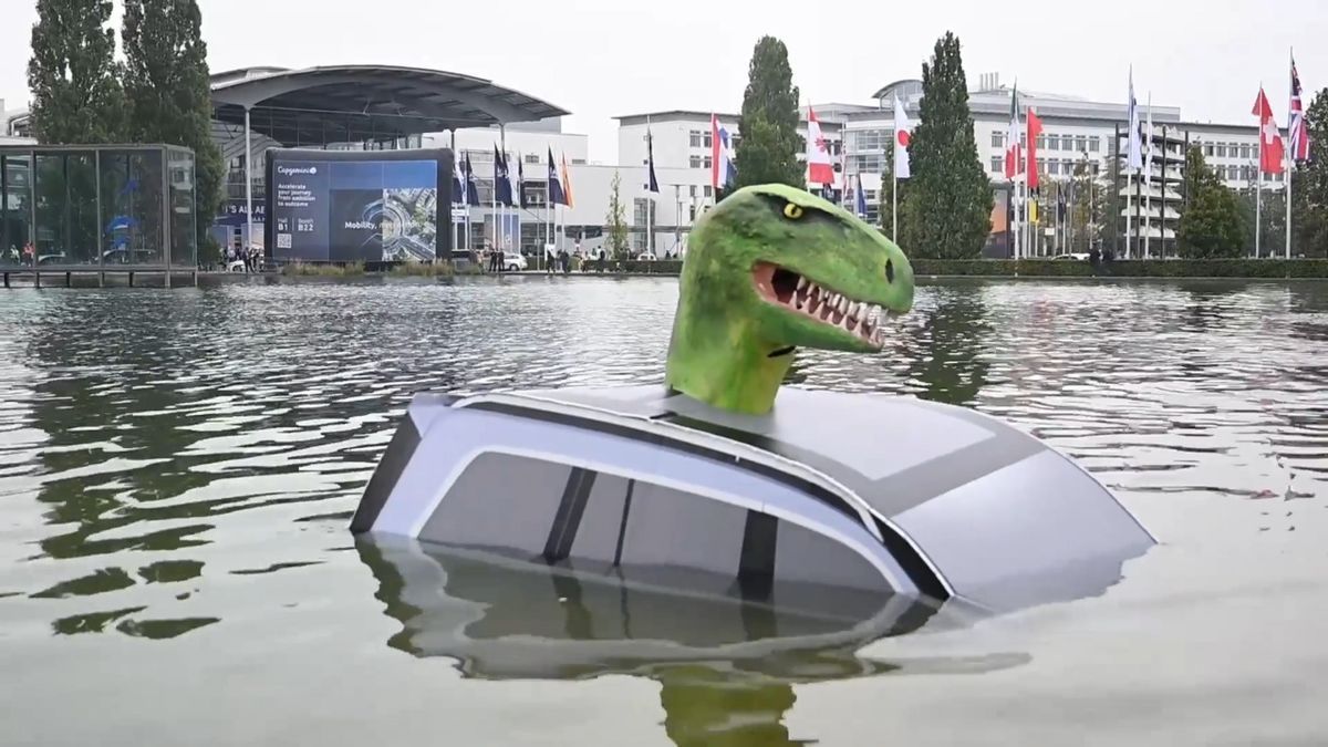 Protest bei IAA-Start: Straßenblockade und Autosaurus