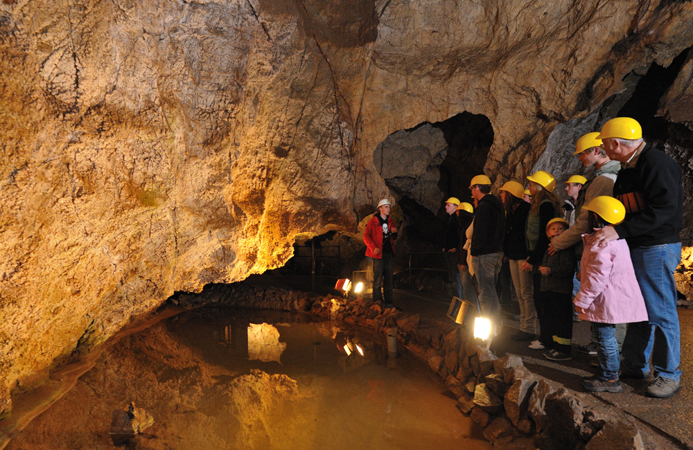 Hinabsteigen in Hessens schönste Höhle
